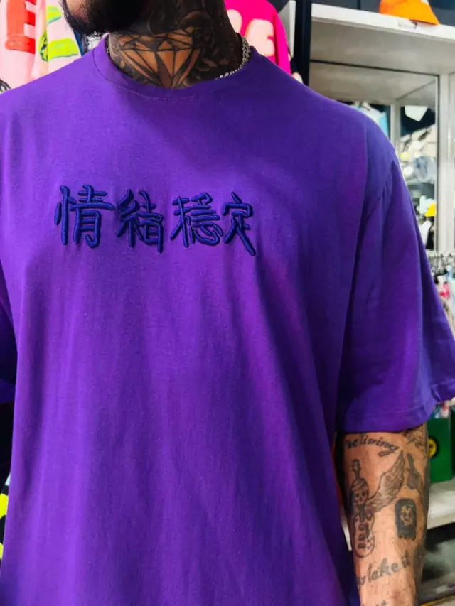 Remera Japon Letter Violeta Oscura - KITCH TECH