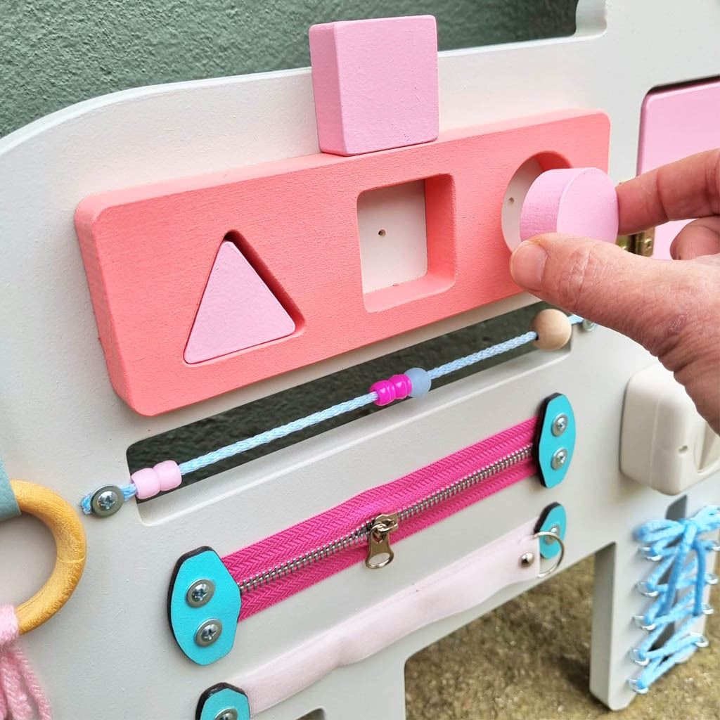 TABLERO SENSORIAL DE PARED LLAMA - Tienda de Cositas