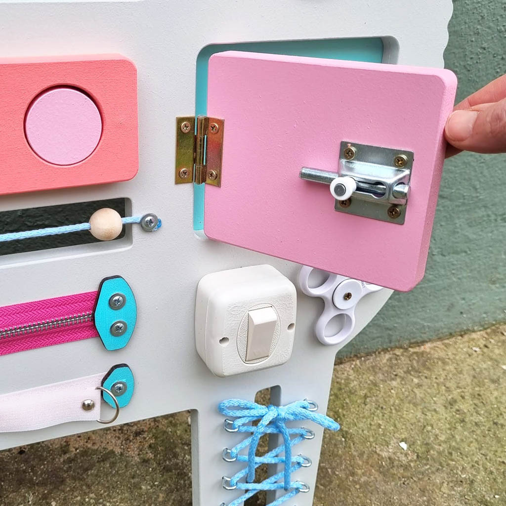 TABLERO SENSORIAL DE PARED LLAMA - Tienda de Cositas