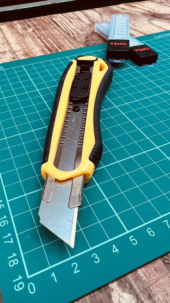 Cutter + Repuesto de Cutter 18mm - Formato Acuatro