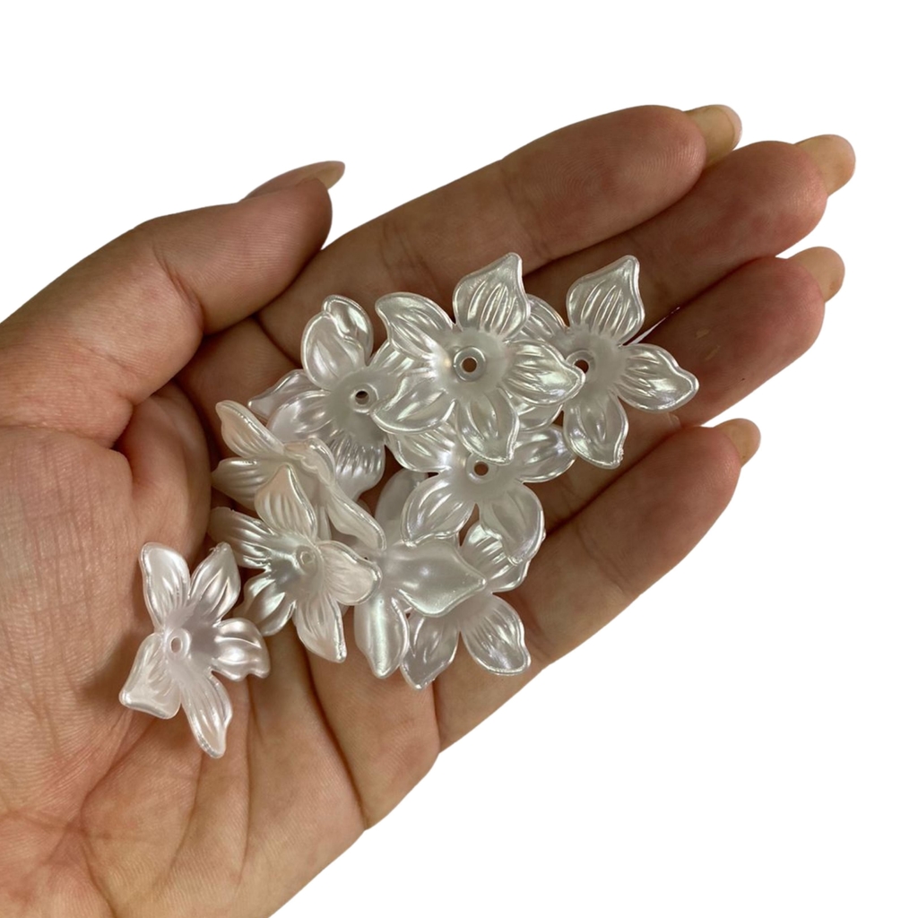 FLOR BRANCA ARAMADO COM FURO - 30MM - 10 GRAMAS