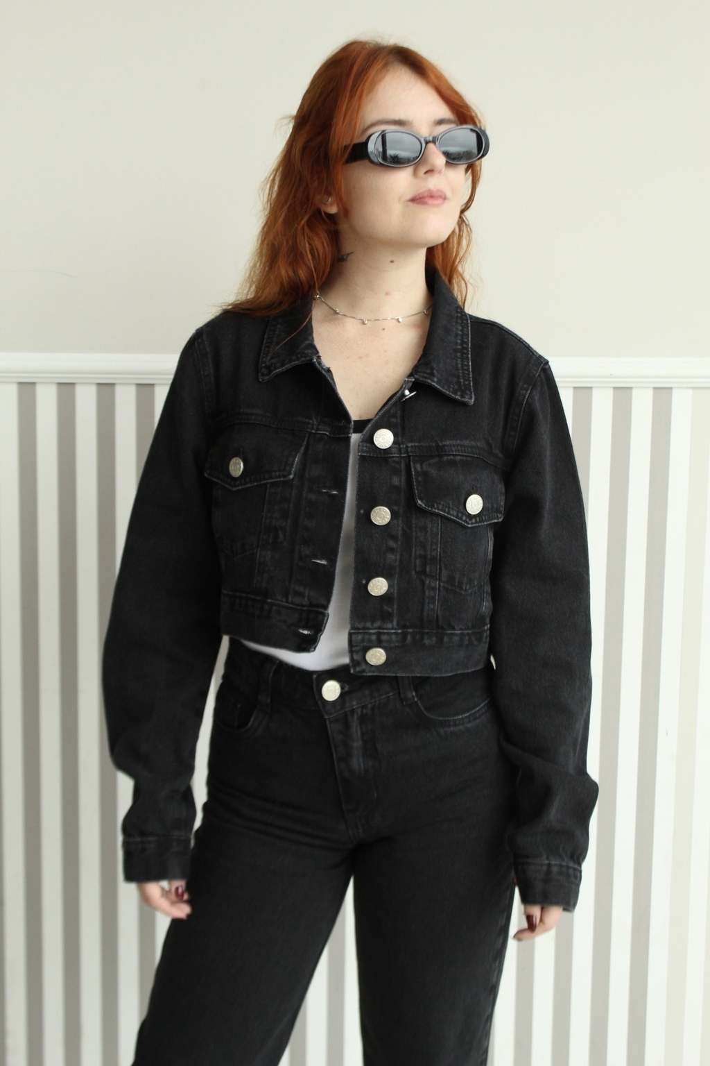 JAQUETA CROPPED PRETA ESTONADA