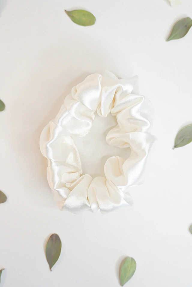 Scrunchie de Seda Cremita - Dra. Florencia Paniego