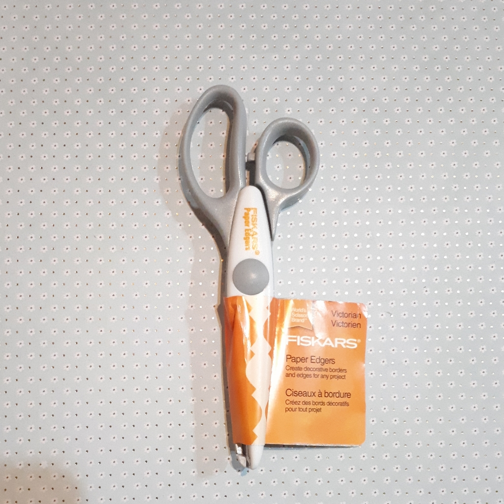 Tijera Fiskars de acero inoxidables con corte decorativo