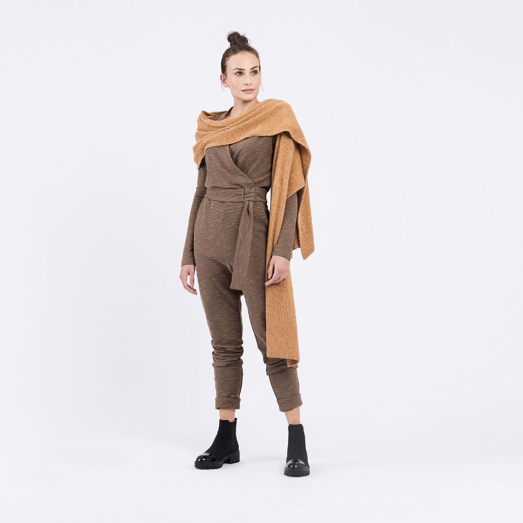 Macacão Decote Cache-Couer Manga Longa com Bolsos e Recortes