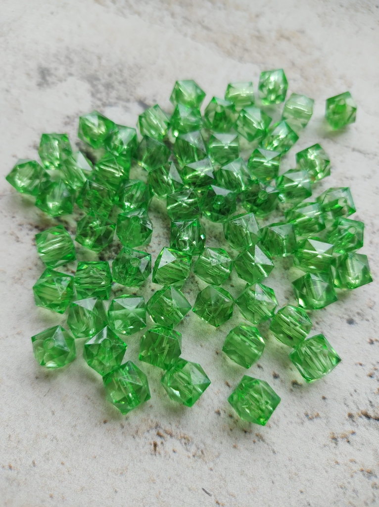 Cubos facetados plásticos VERDES 10mm x 10 gramos