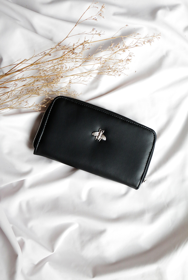 Billetera negra mate con abeja plateada - covenbags