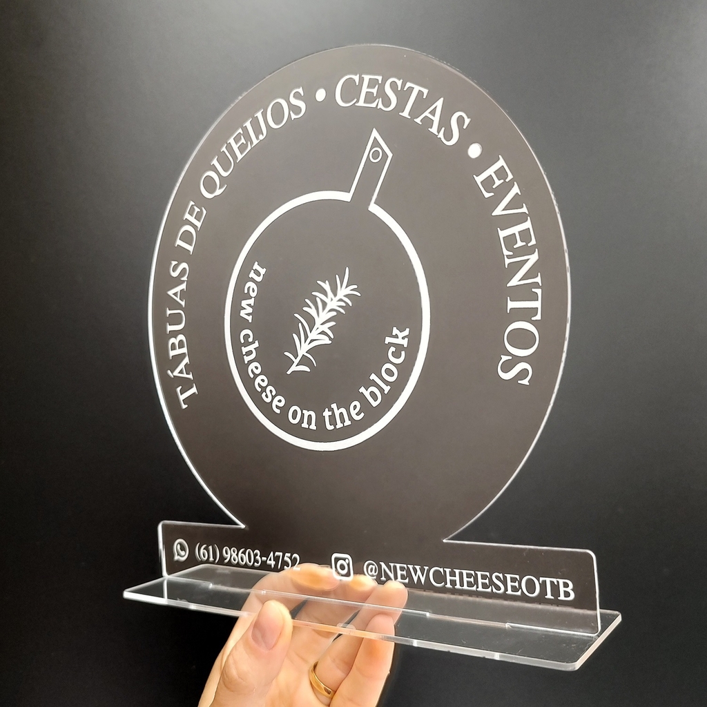 Placa gravada em acrílico com logomarca