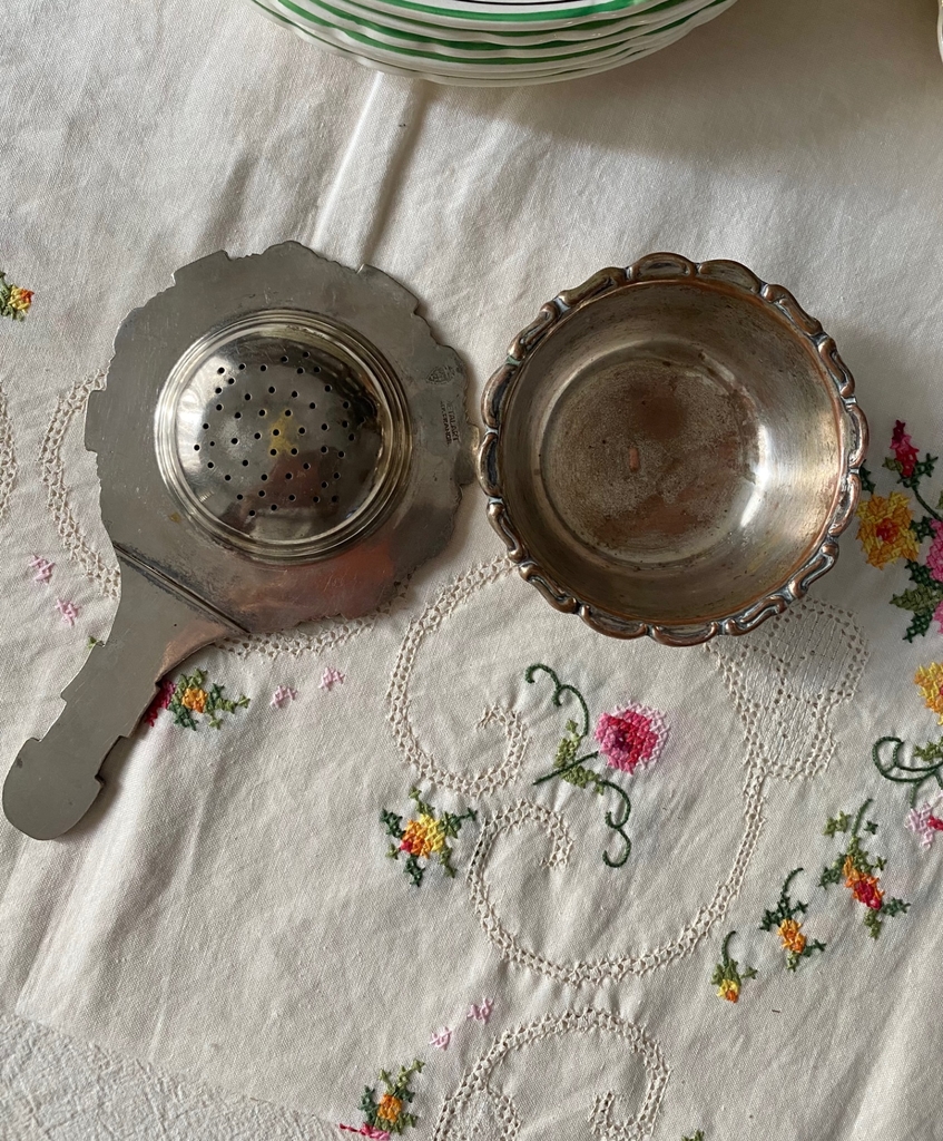 Colador de te grande antiguo con base