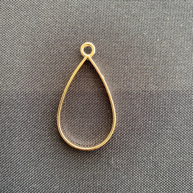 Bisel de acero forma de gota color oro rosa