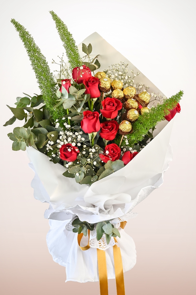 Ramo rosas con bombones 12 rosas+10 bombones