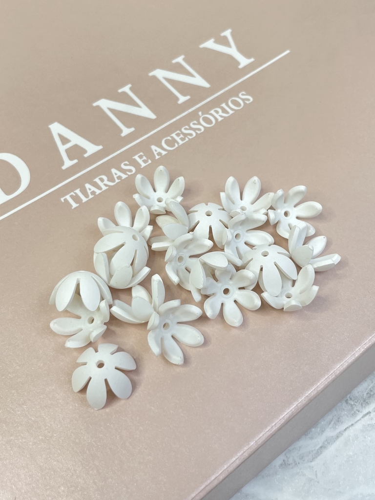 FLOR PLÁSTICO BRANCA 18MM 20 UNIDADES - Danny Agostini