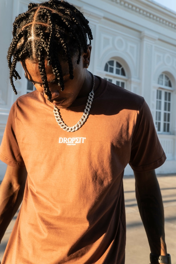 Camiseta logo romana (Marrom) - Comprar em Dropen
