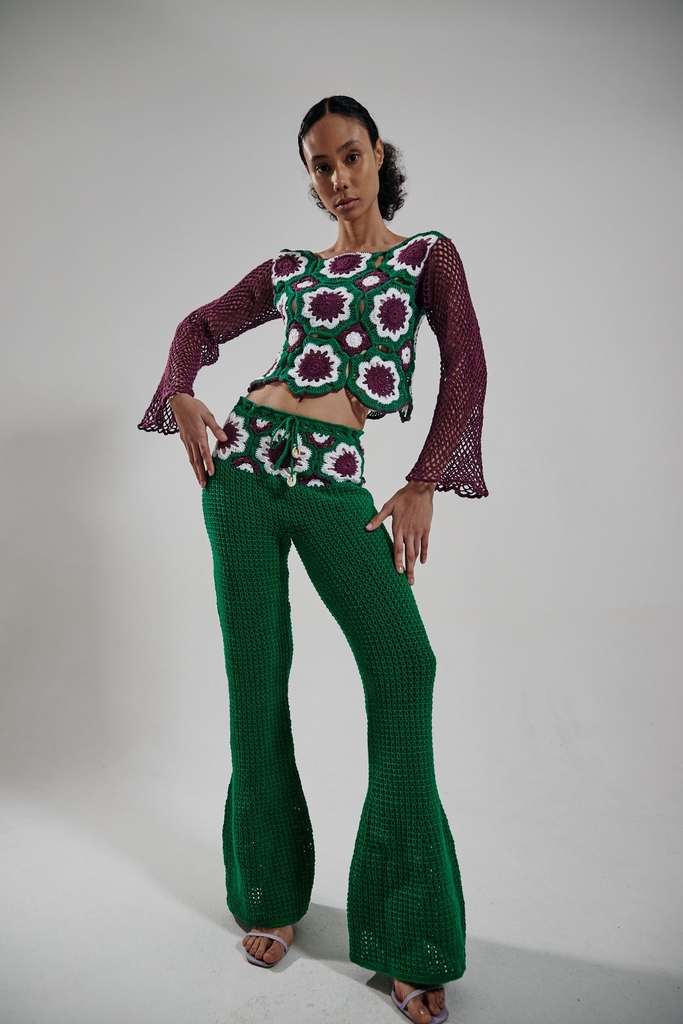 CALÇA CROPPED EM CROCHÊ