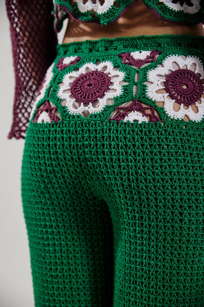 CALÇA CROPPED EM CROCHÊ