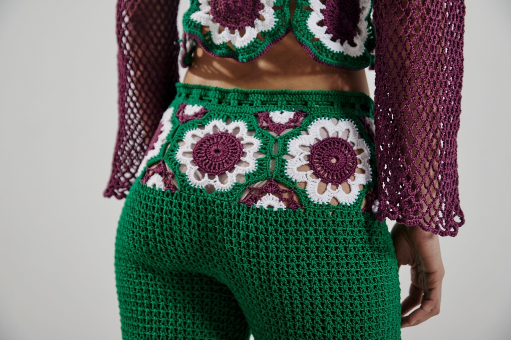 CALÇA CROPPED EM CROCHÊ