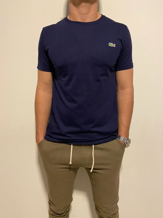 Remera básica LACOSTE azul marino - Outfit Cba