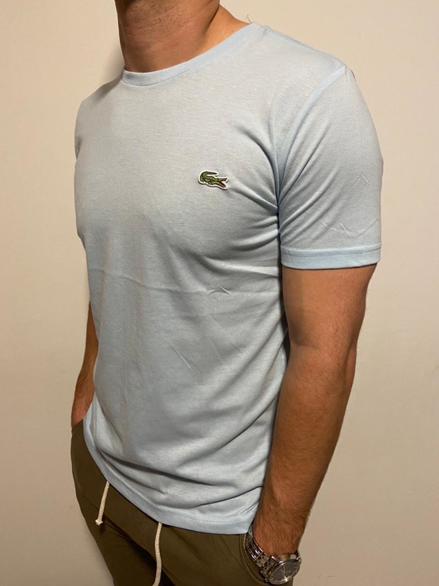 Remera básica LACOSTE celeste - Comprar en Outfit Cba