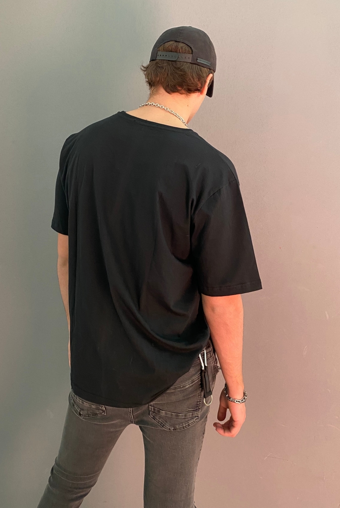 remera negra clasica oversize de alta calidad