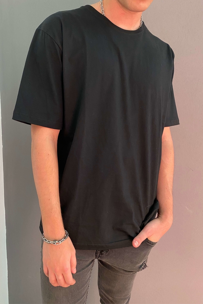 remera negra clasica oversize de alta calidad