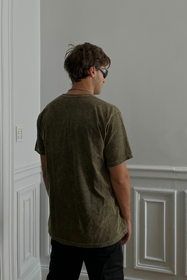 remera oversize color verde con proceso artesanal washed