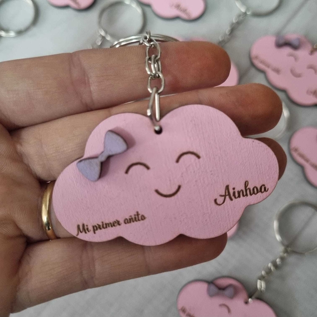 Llavero de madera personalizado nube rosa con moño