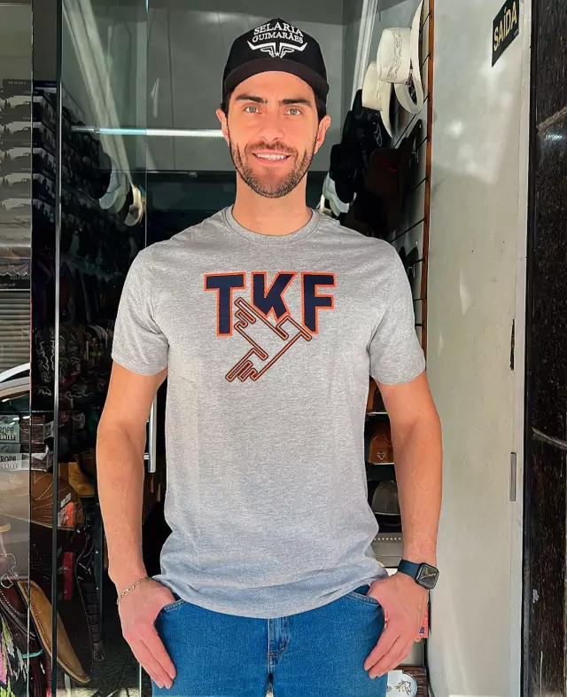 CAMISA MASCULINA THANKFIELD CINZA LOGO FRONTAL ESCRITA