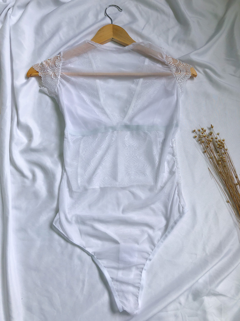 BODY RENDA E TULE DECOTE V COM MANGUINHA - BRANCO