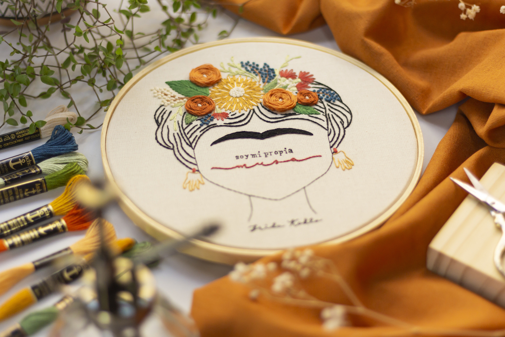 Soy mi Musa (20cm) - Quadro Bastidor Bordado a Mão