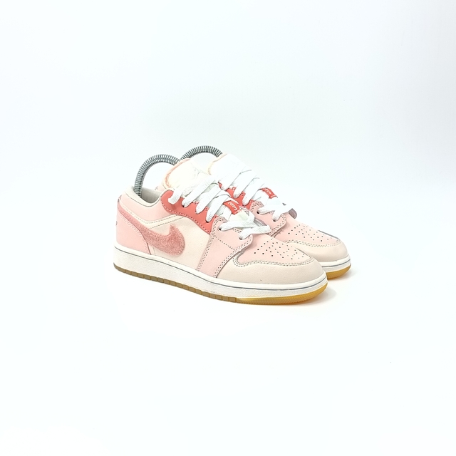 JORDAN 1 LOW "MIGHTY SWOOSHERS" PINK - EMBLEM