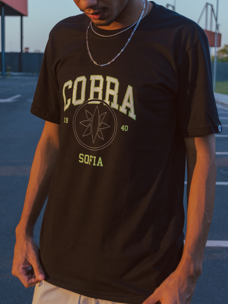 CAMISETA COLLEGE BLACK - Comprar em Cobra Sofia