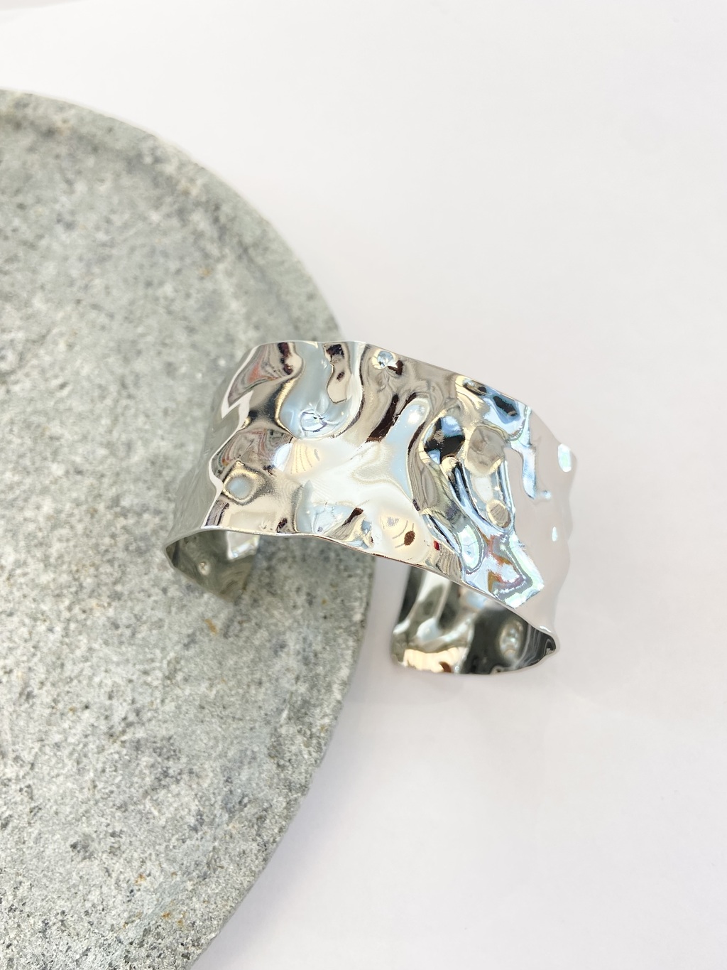 BRACELETE CHAPA MARTELADO - PRATA - MICMIC Acessórios