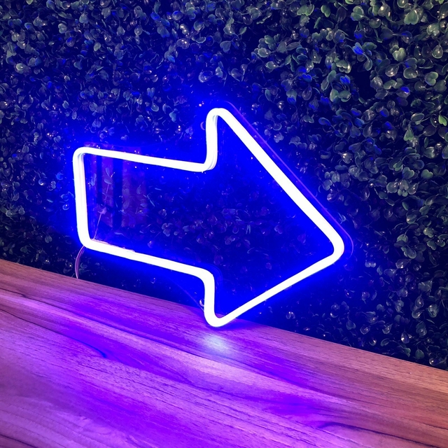 Luminária Painel Neon Led - Seta 24x34cm