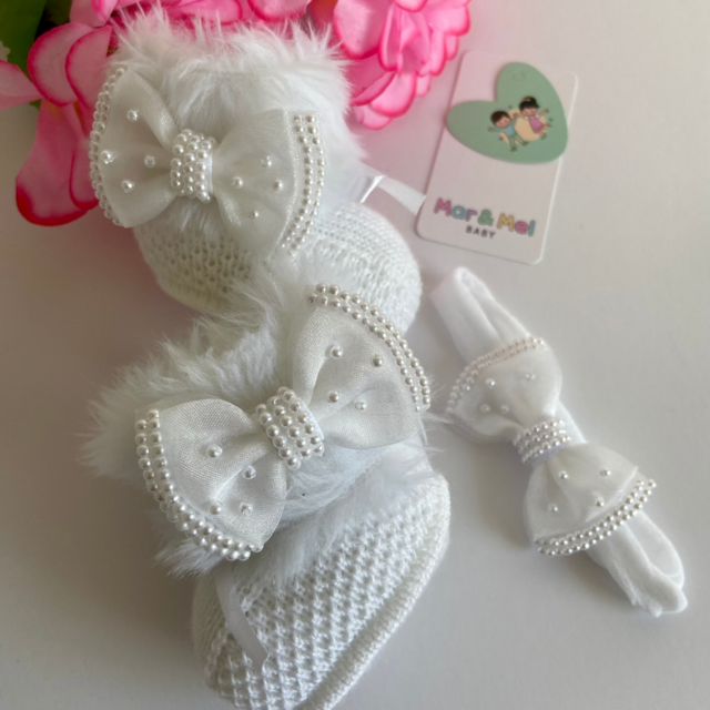 CONJ BOTINHA COM TIARA BRANCA - Mar & Mel Baby