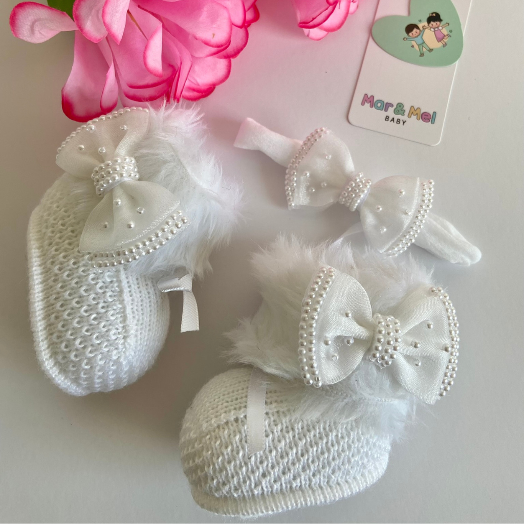 CONJ BOTINHA COM TIARA BRANCA - Mar & Mel Baby