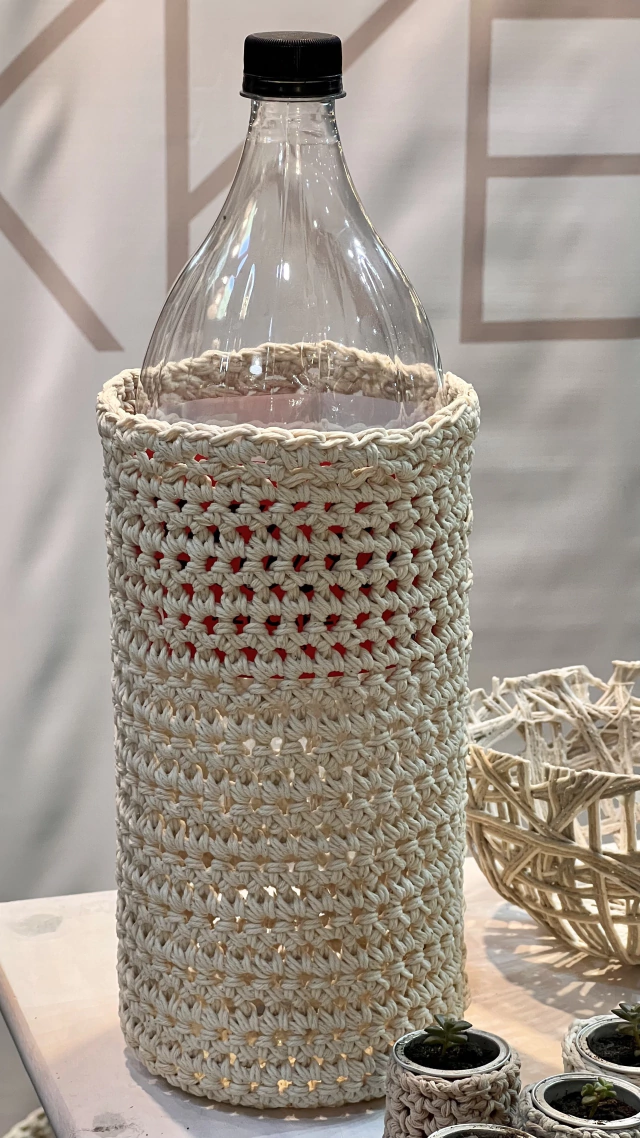 Porta Botella Flor Tejido Crudo - Cielo y Tierra