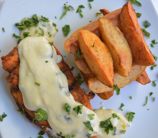 Pechuga grillé a la crema de verdeo y papas rústicas