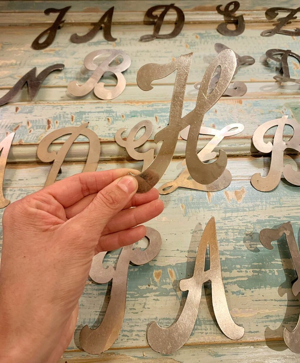 Letra de Bronce Antigua ~ Cursiva - Espacio Sira