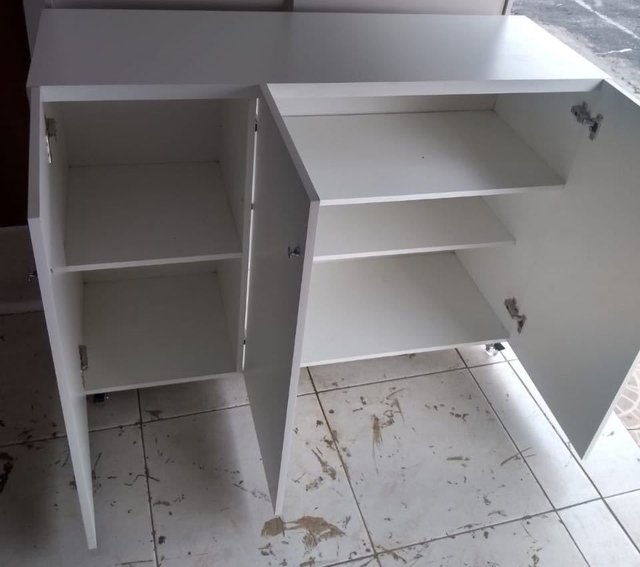 Armário MDF Branco com rodízios e porta multi uso .cód EV123