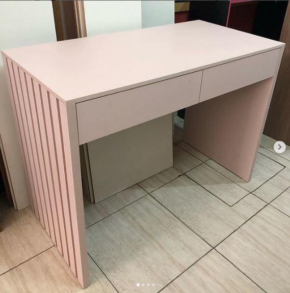 Mesa MDF rosa milkshake com 2 gavetas ripado central ilha cód.milkey