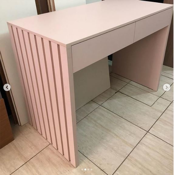 Mesa MDF rosa milkshake com 2 gavetas ripado central ilha cód.milkey