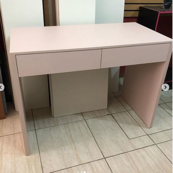 Mesa MDF rosa milkshake com 2 gavetas ripado central ilha cód.milkey