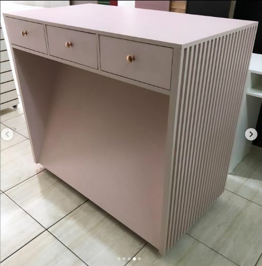 Balcão central MDF rosa milkshake com gavetas ripado cód.tom