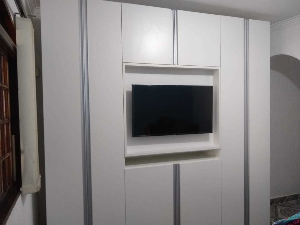 Guarda roupa com painel tv MDF branco