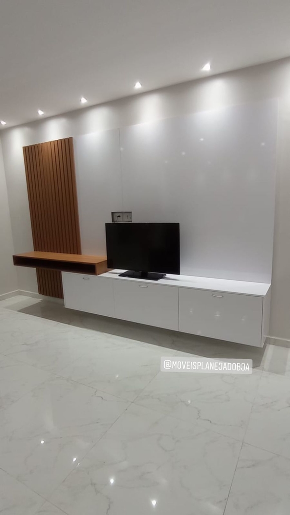 Painel tv MDF branco com amadeirado