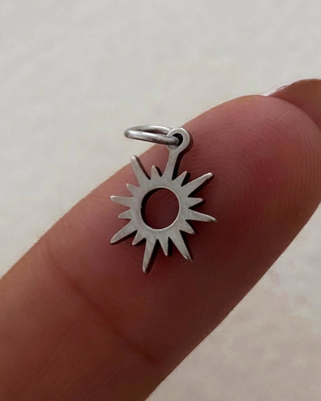 DIJE MINI SOL QUIRÚRGICO 1.1CM - Cielo Chicc