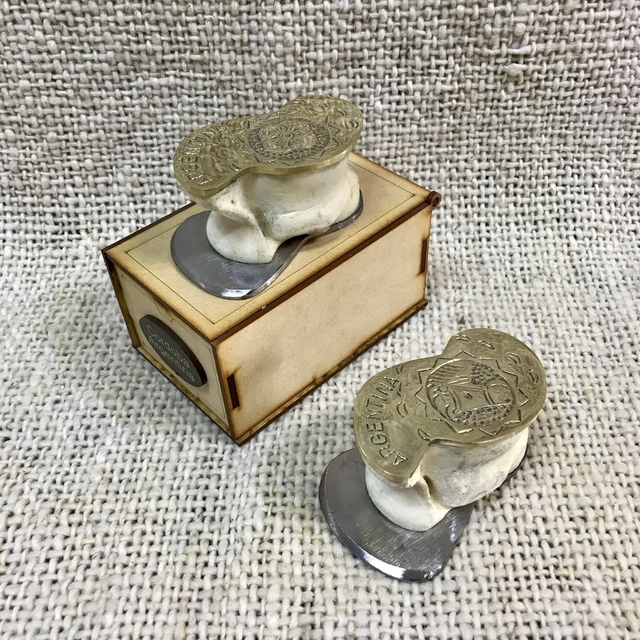 Tabas de hueso de vaca y bronce - La Emilia Regionales