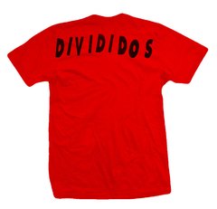 Remera DIVIDIDOS 40 DIBUJOS TIRADOS AHI EN EL PISO