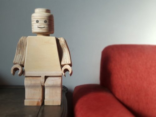 Escultura Figura Lego En Madera - Wood Look Argentina