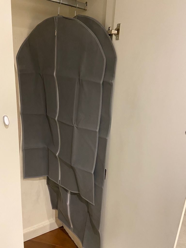 FUNDA PROTECTORA "FIKA" PARA TRAJES, VESTIDOS, SACOS CON CIERREN